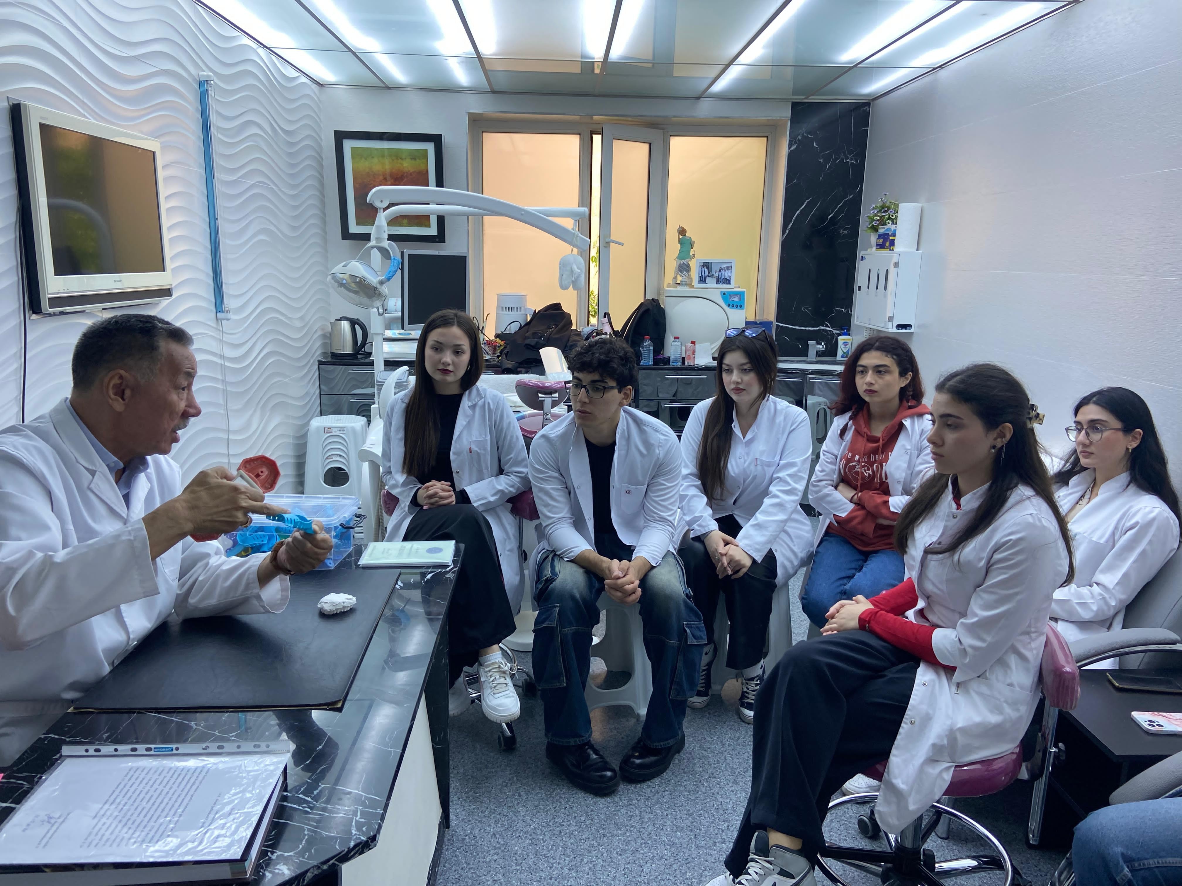 Azərbaycan Tibb Universiteti | Qazax müəllim ATU-nun tələbələrinə dərs ...